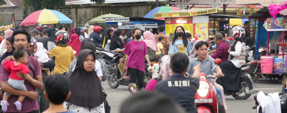 Taman Jalur Tempat berburu takjil yang Asik di Teluk Kuantan ...