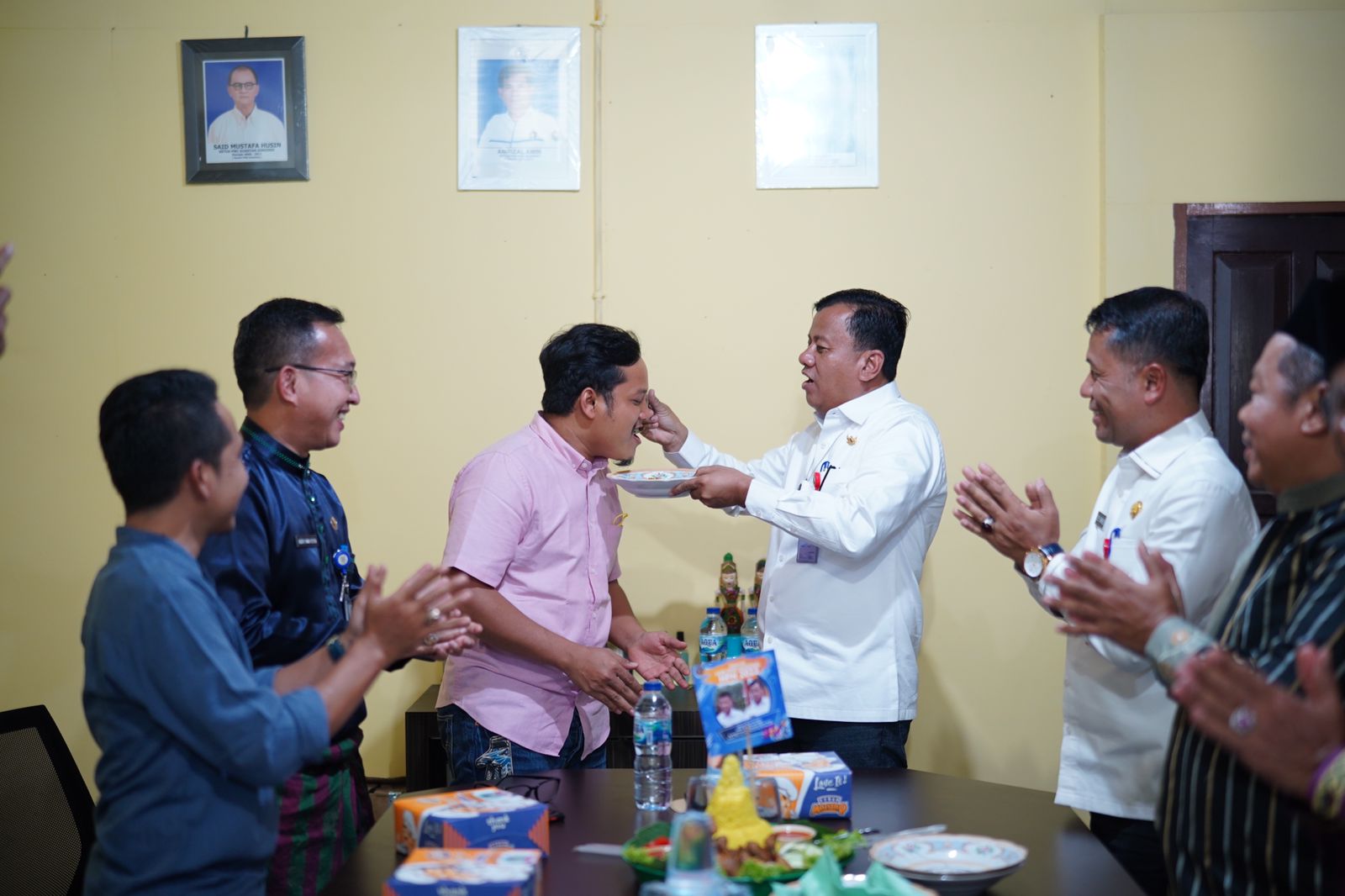 Surprise, Plt. Bupati Kuansing Antarkan Nasi Tumpeng Ke PWI Kuansing ...