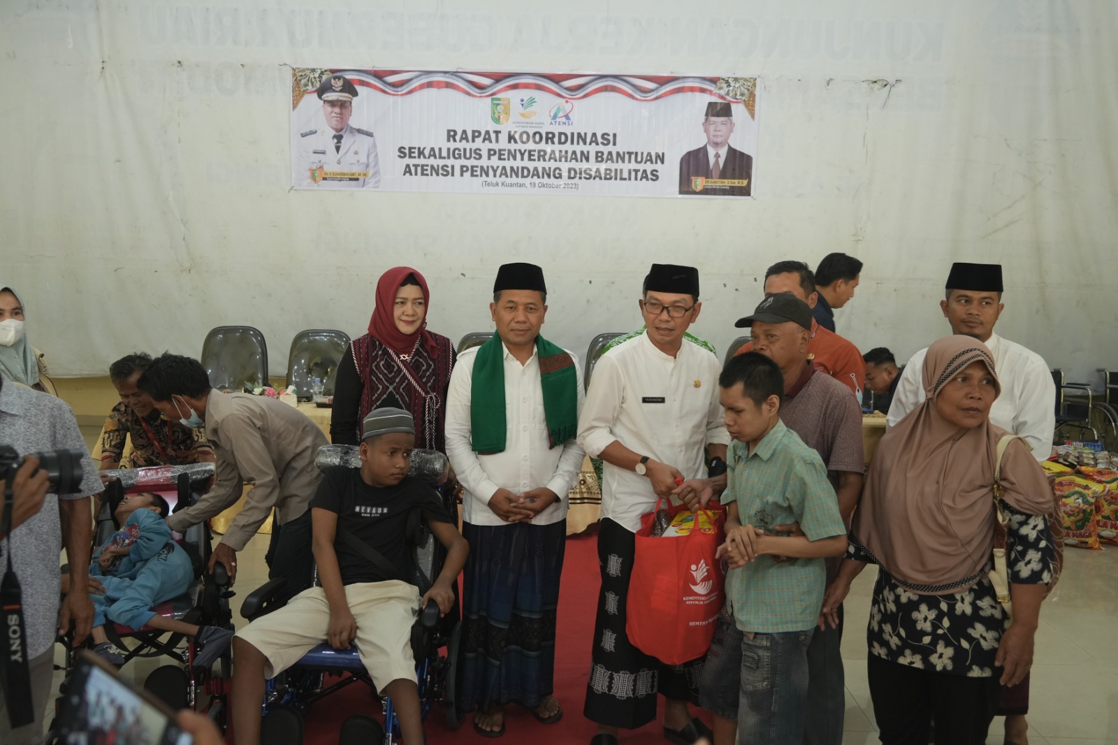 Salurkan Bantuan Bagi Penyandang Disabilitas, Bupati: Untuk Menata Kehidupan Lebih Baik ...