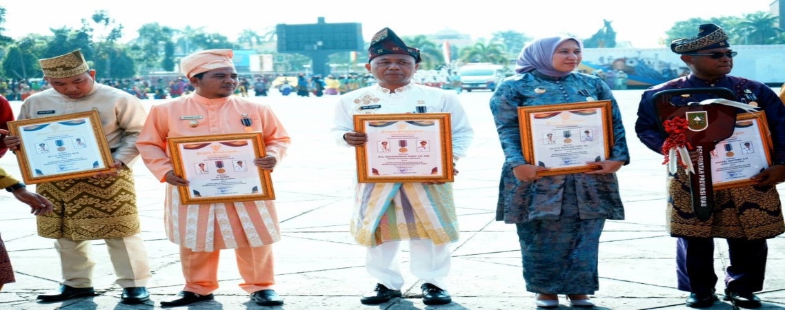 BERHASIL JADIKAN DESA KUANSING MANDIRI, BUPATI SUHARDIMAN TERIMA ...