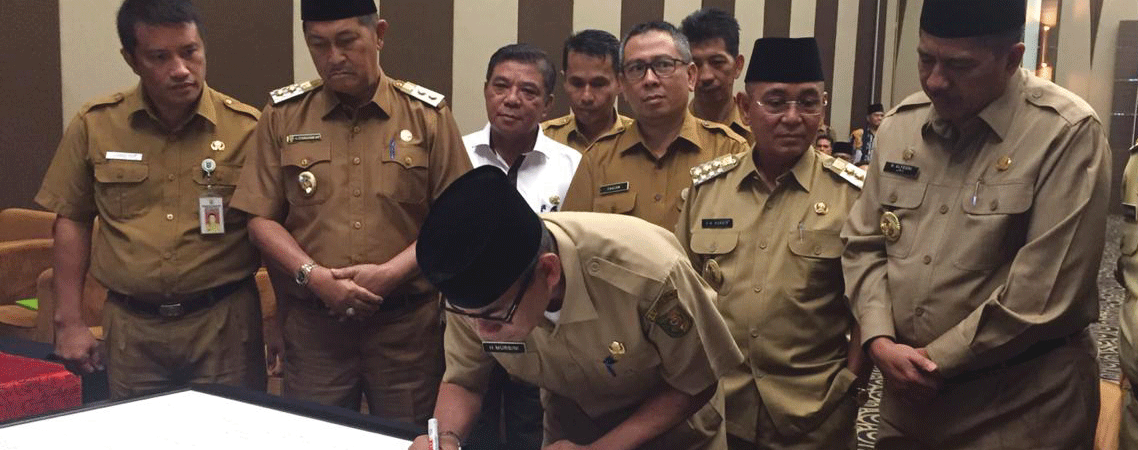 Bupati Kuantan Singingi Tandatangani Komitmen Bersama Optimalisasi Pengelolaan Pengaduan ...